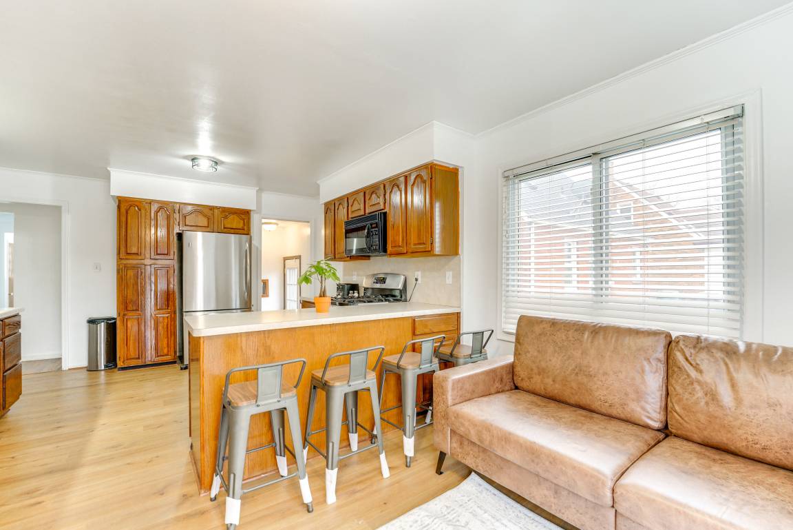 241 M² House ∙ 3 Bedrooms ∙ 6 Guests - Dearborn, MI