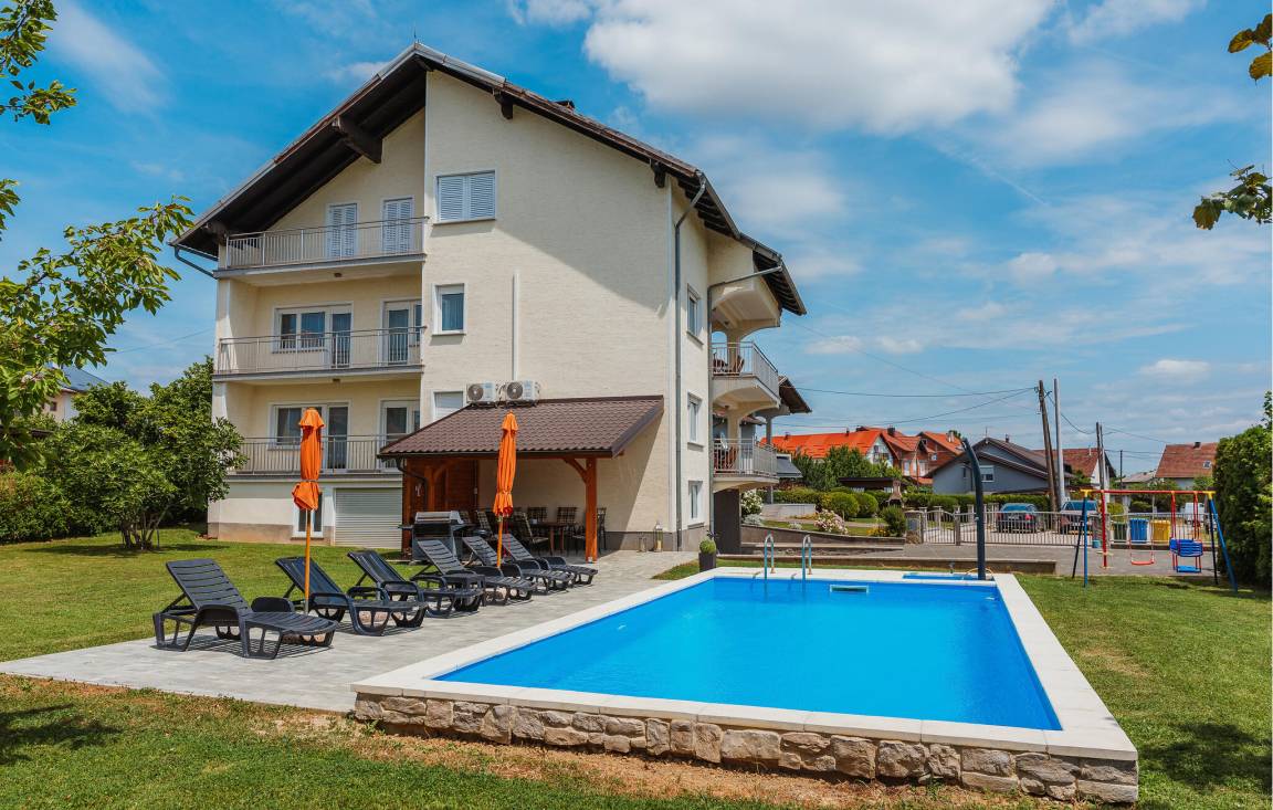 300 M² Ferienhaus ∙ 5 Schlafzimmer ∙ 8 Gäste - Dugo Selo