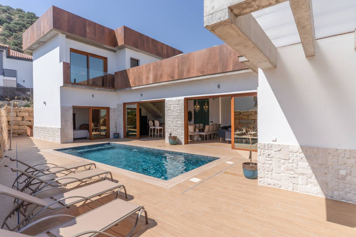 200 M² Villa ∙ 5 Chambres ∙ 8 Personnes - Monda
