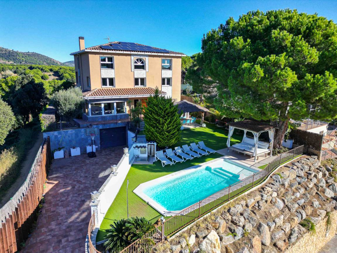 552 M² Villa ∙ 7 Bedrooms ∙ 14 Guests - Calella