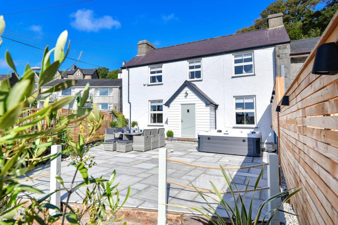 Cottage ∙ 5 Bedrooms ∙ 10 Guests - Pwllheli
