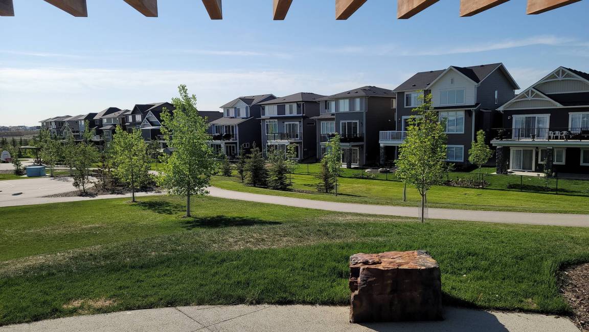 88 M² Apartment ∙ 2 Bedrooms ∙ 5 Guests - Airdrie