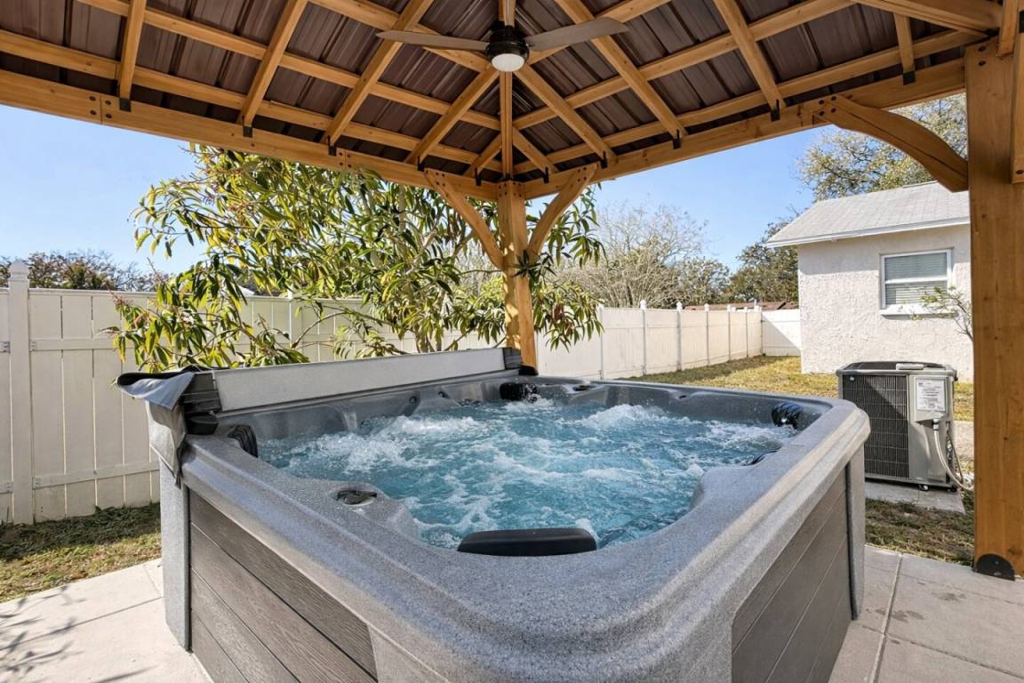 260 M² Talo ∙ 7 Makuuhuonetta ∙ 16 Vierasta - St. Petersburg, FL