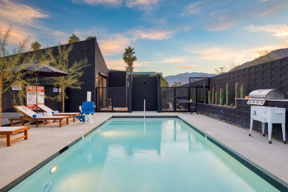 Hotel ∙ 4 Bedrooms ∙ 10 Guests - Palm Springs, CA
