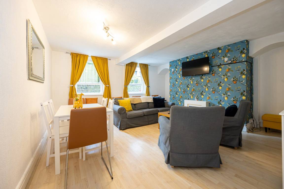 70 M² Apartment ∙ 3 Bedrooms ∙ 6 Guests - Liverpool John Moores University, City Campus