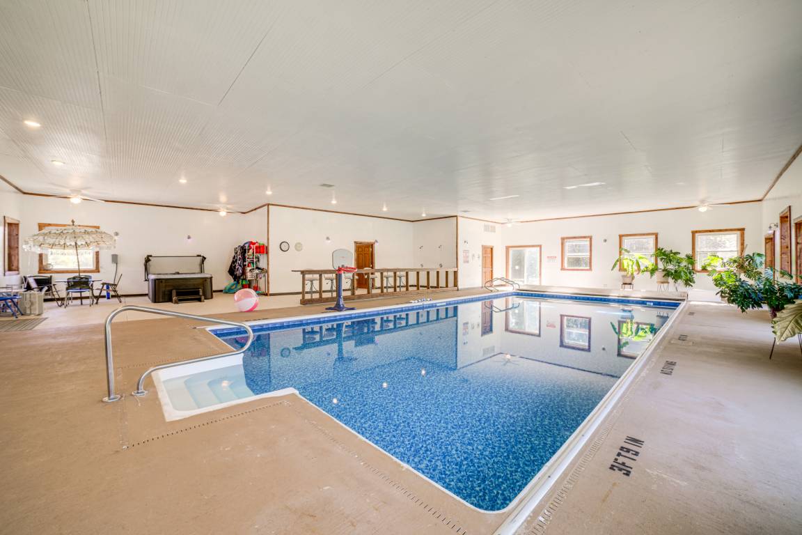 557 M² House ∙ 6 Bedrooms ∙ 25 Guests - Bridgman, MI