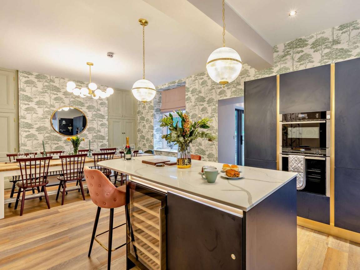 Cottage ∙ 8 Bedrooms ∙ 16 Guests - Settle