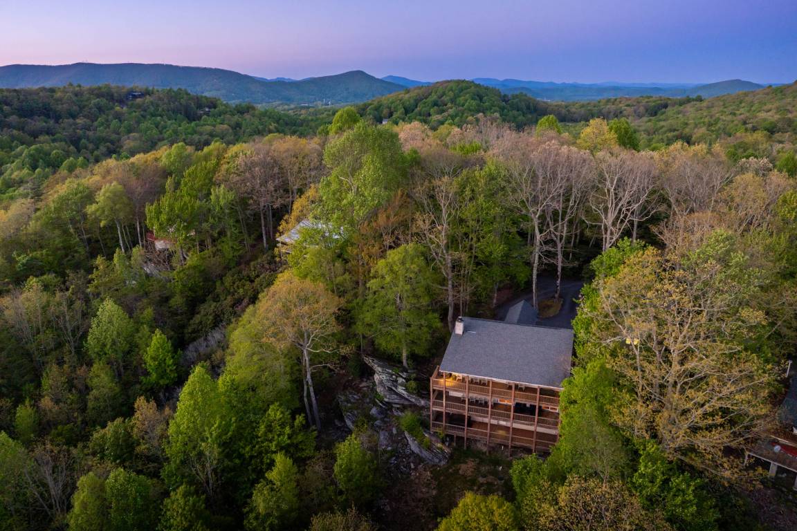 339 M² Cabin ∙ 5 Bedrooms ∙ 14 Guests - Boone, NC