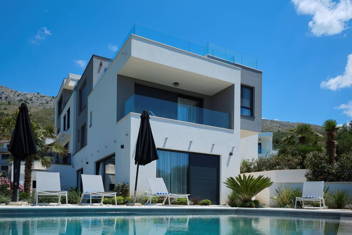 450 M² Villa ∙ 5 Bedrooms ∙ 10 Guests - Podstrana