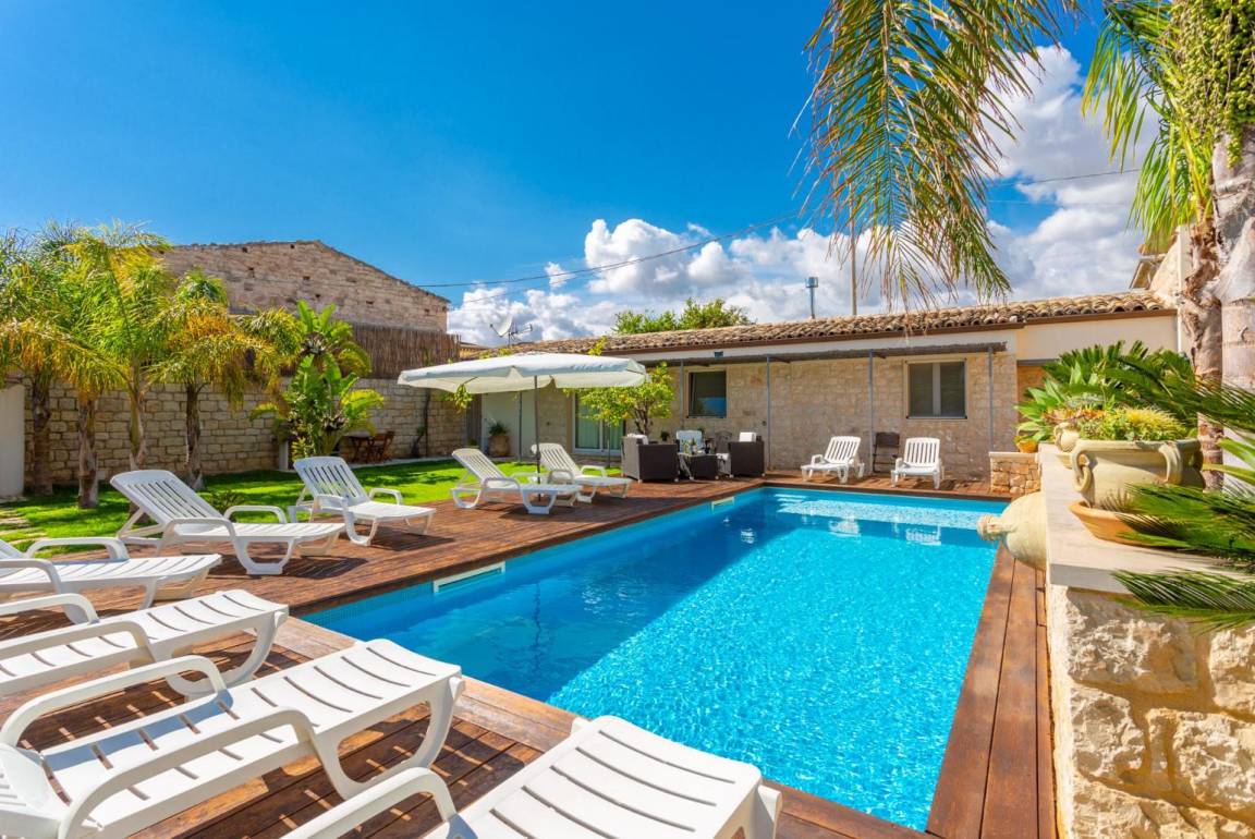 240 M² Villa ∙ 5 Bedrooms ∙ 11 Guests - Scicli