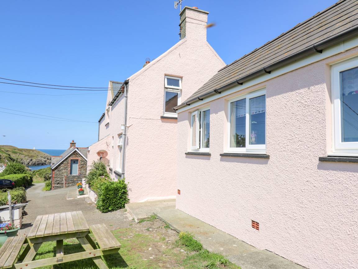 Cottage ∙ 2 Bedrooms ∙ 4 Guests - Trefin
