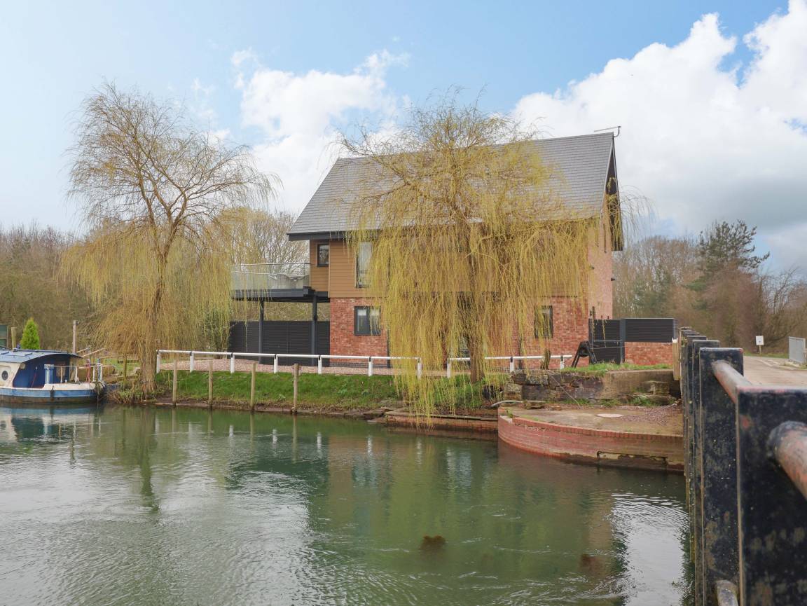 Cottage ∙ 4 Bedrooms ∙ 8 Guests - Beverley