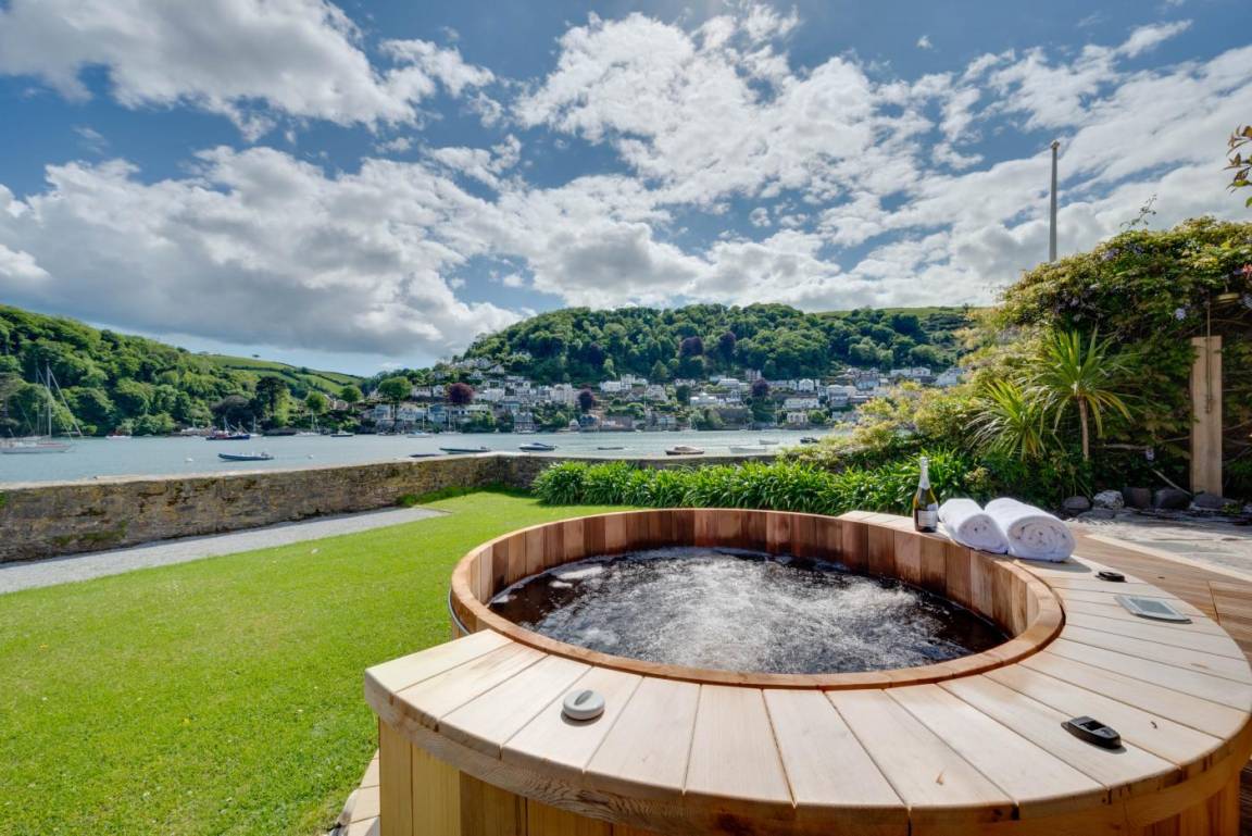 Cottage ∙ 11 Bedrooms ∙ 12 Guests - Dartmouth