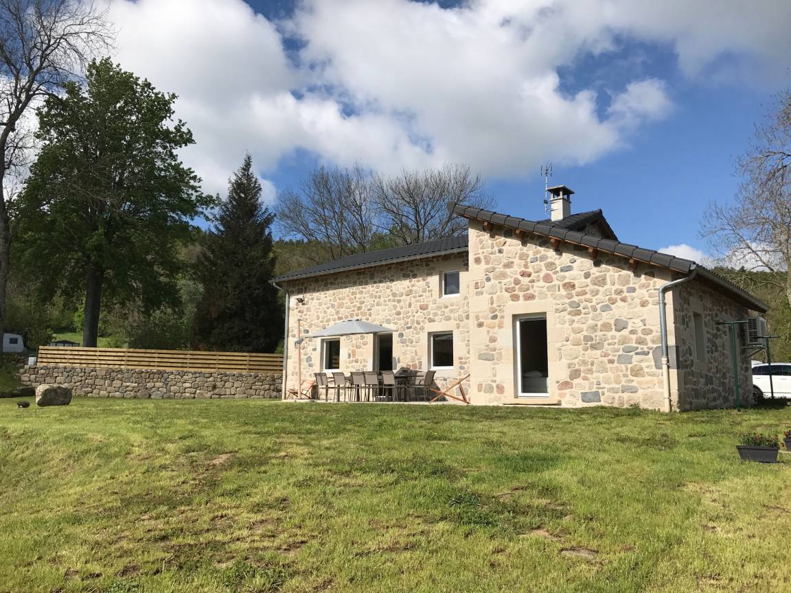 156 M² Cottage ∙ 4 Bedrooms ∙ 11 Guests - Auvergne