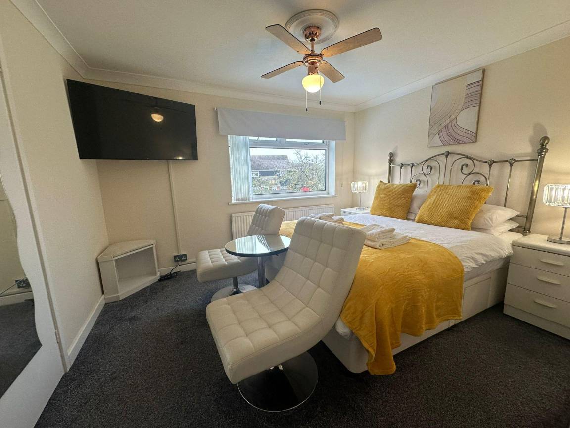 90 M² House ∙ 4 Bedrooms ∙ 7 Guests - Walton-on-the-Naze