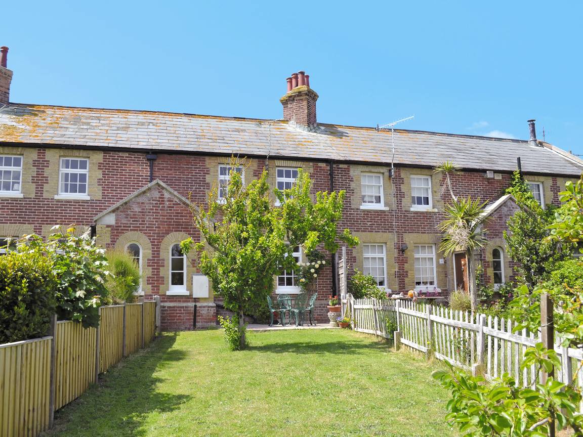 Cottage ∙ 3 Bedrooms ∙ 4 Guests - Barton on Sea