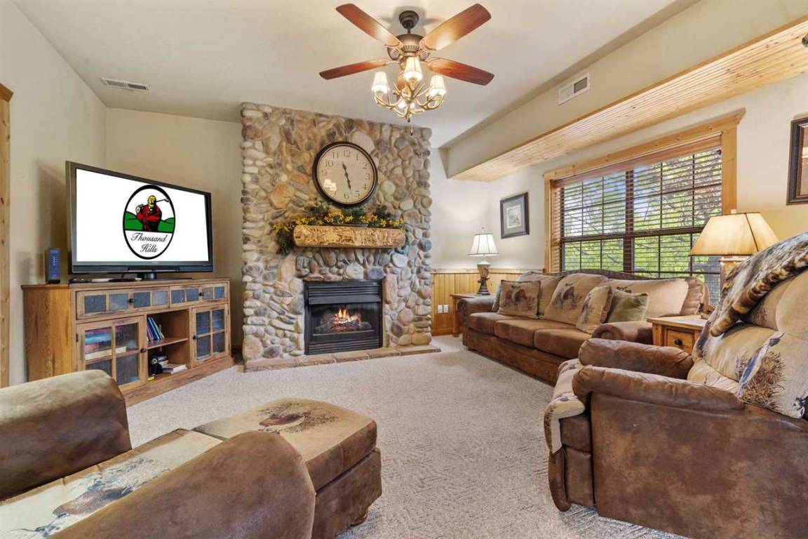 Cabin ∙ 2 Bedrooms ∙ 8 Guests - Branson, MO