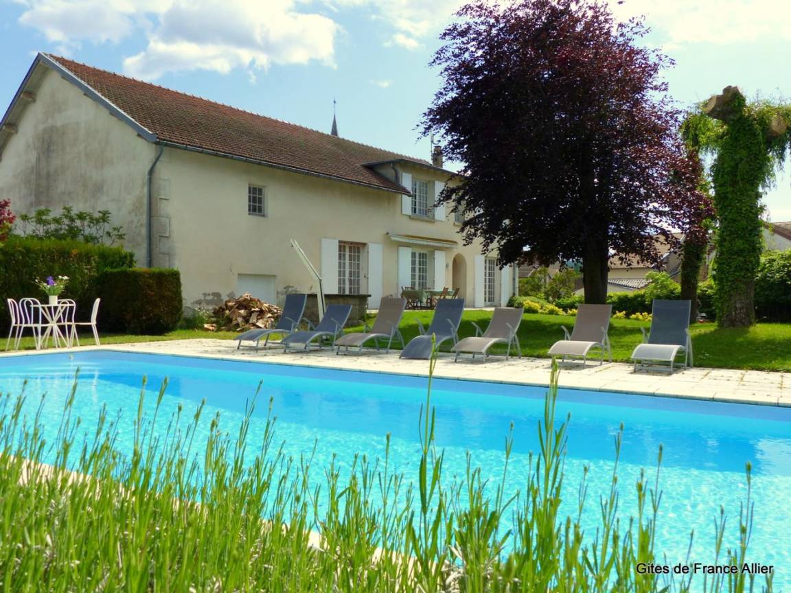 150 M² Cottage ∙ 5 Chambres ∙ 10 Personnes - Allier