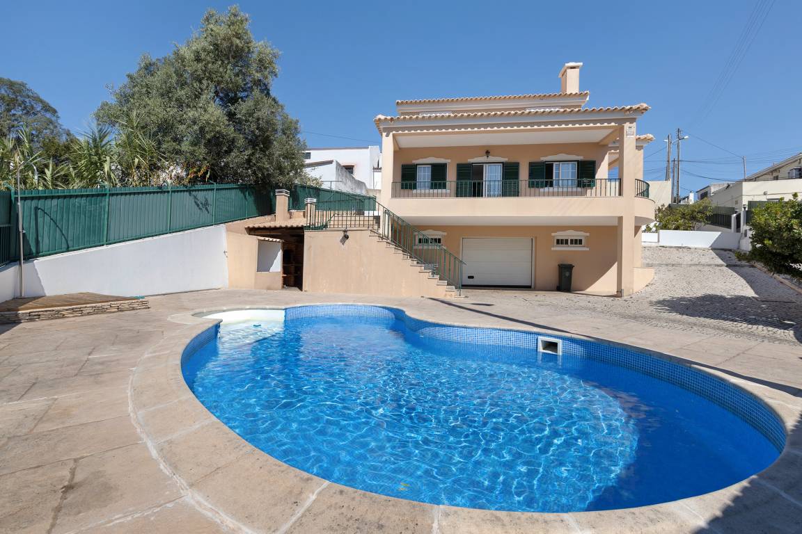 150 M² Villa ∙ 4 Bedrooms ∙ 8 Guests - Amadora
