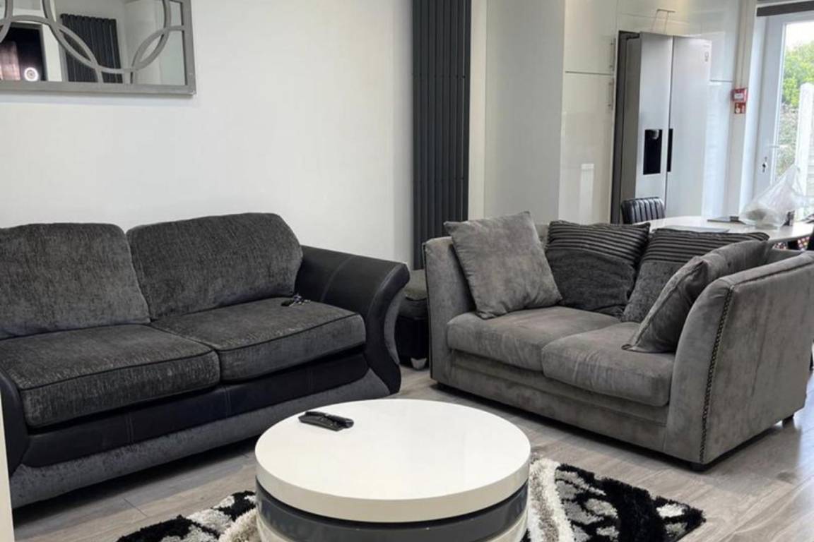 175 M² House ∙ 3 Bedrooms ∙ 8 Guests - Romford