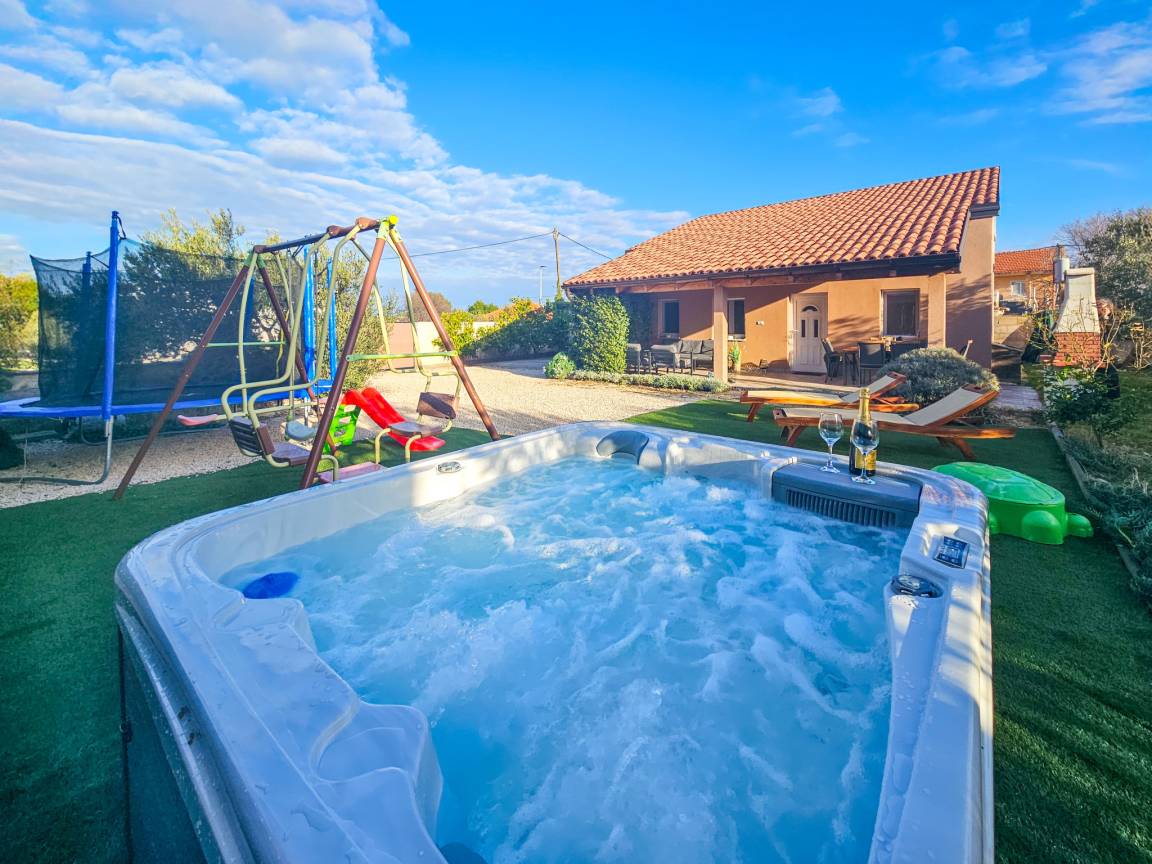 57 M² Ferienhaus ∙ 2 Schlafzimmer ∙ 6 Gäste - Murter