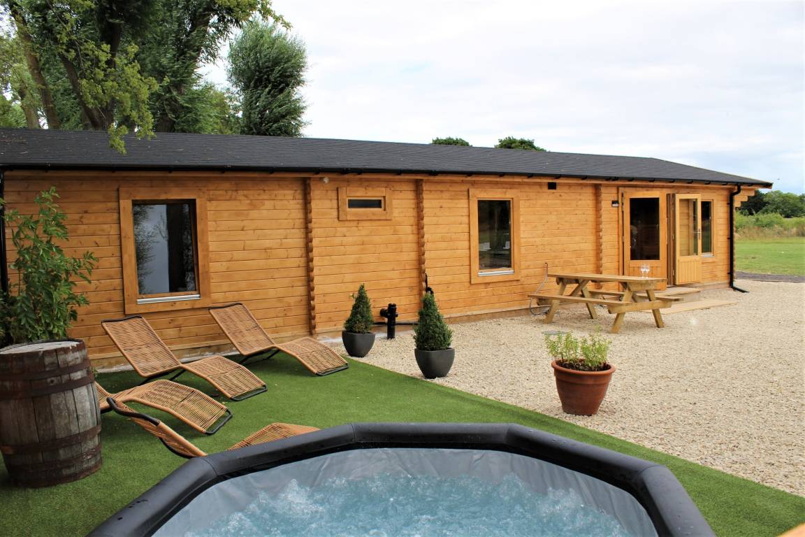 85 M² Cabin ∙ 3 Bedrooms ∙ 6 Guests - Evesham
