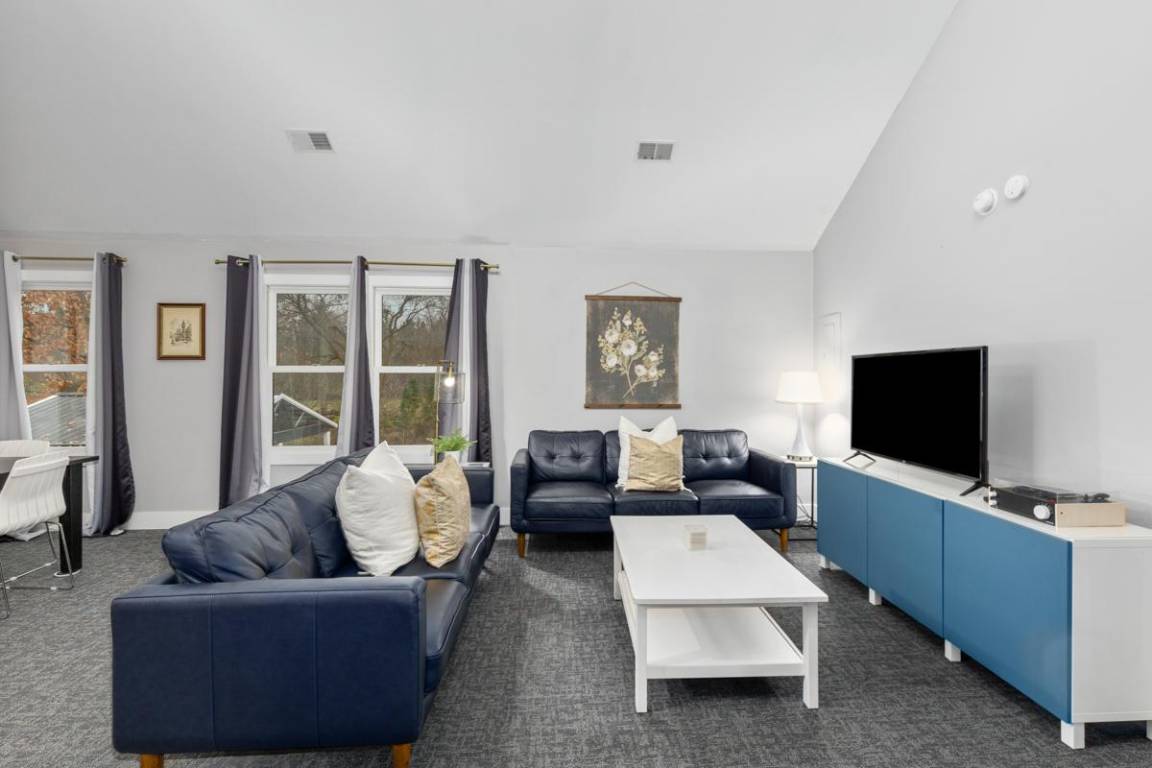 111 M² Apartment ∙ 2 Bedrooms ∙ 6 Guests - Holland, MI