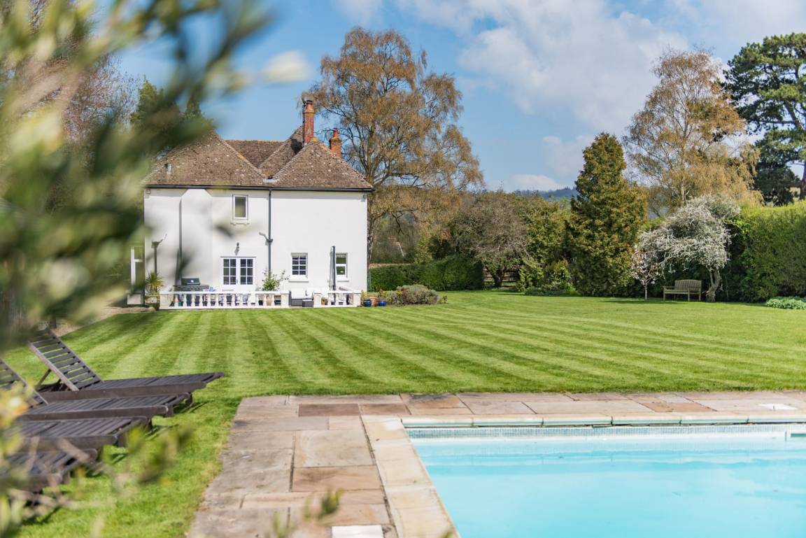 Cottage ∙ 6 Bedrooms ∙ 12 Guests - East Sussex