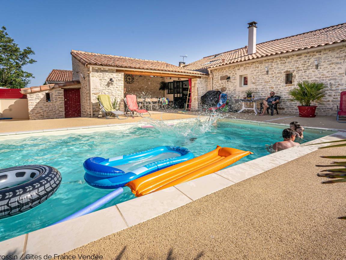 270 M² Cottage ∙ 7 Chambres ∙ 14 Personnes - Mervent