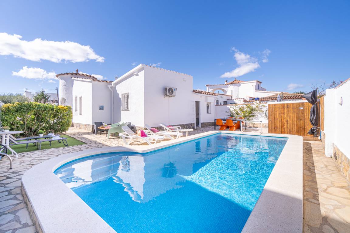 105 M² Villa ∙ 4 Bedrooms ∙ 8 Guests - Empuriabrava