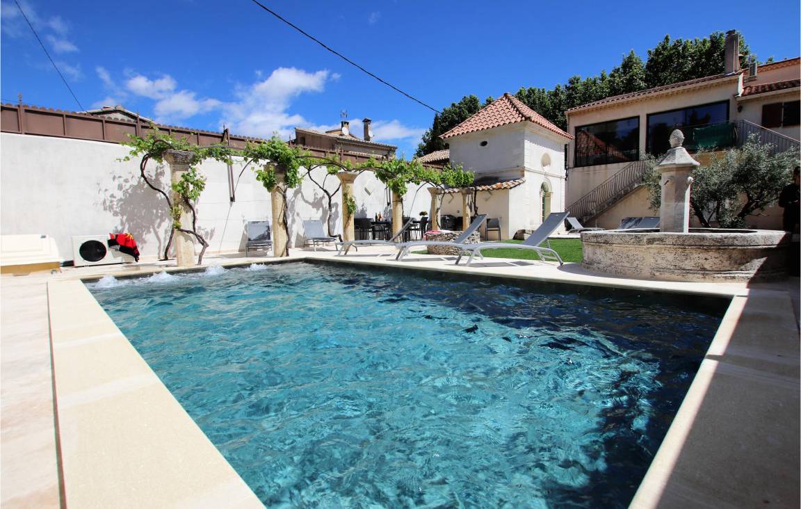 240 M² House ∙ 6 Bedrooms ∙ 13 Guests - Avignon