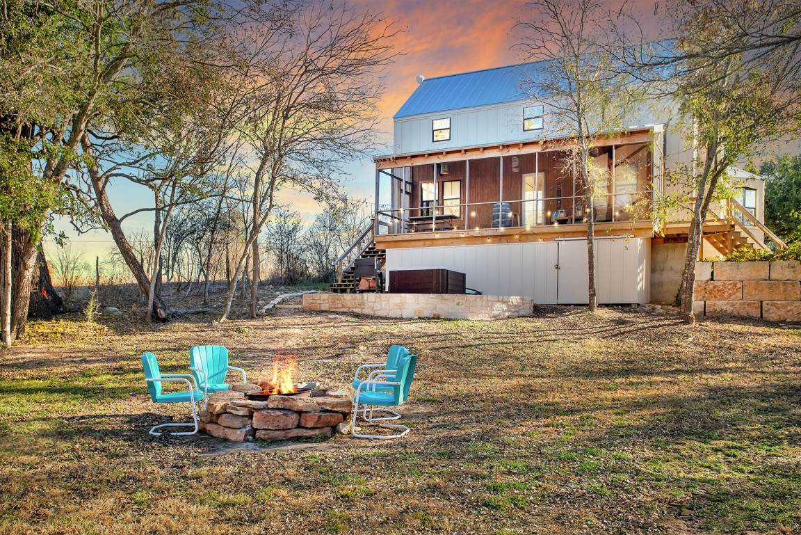 Cabin ∙ 2 Bedrooms ∙ 6 Guests - Luckenbach, TX