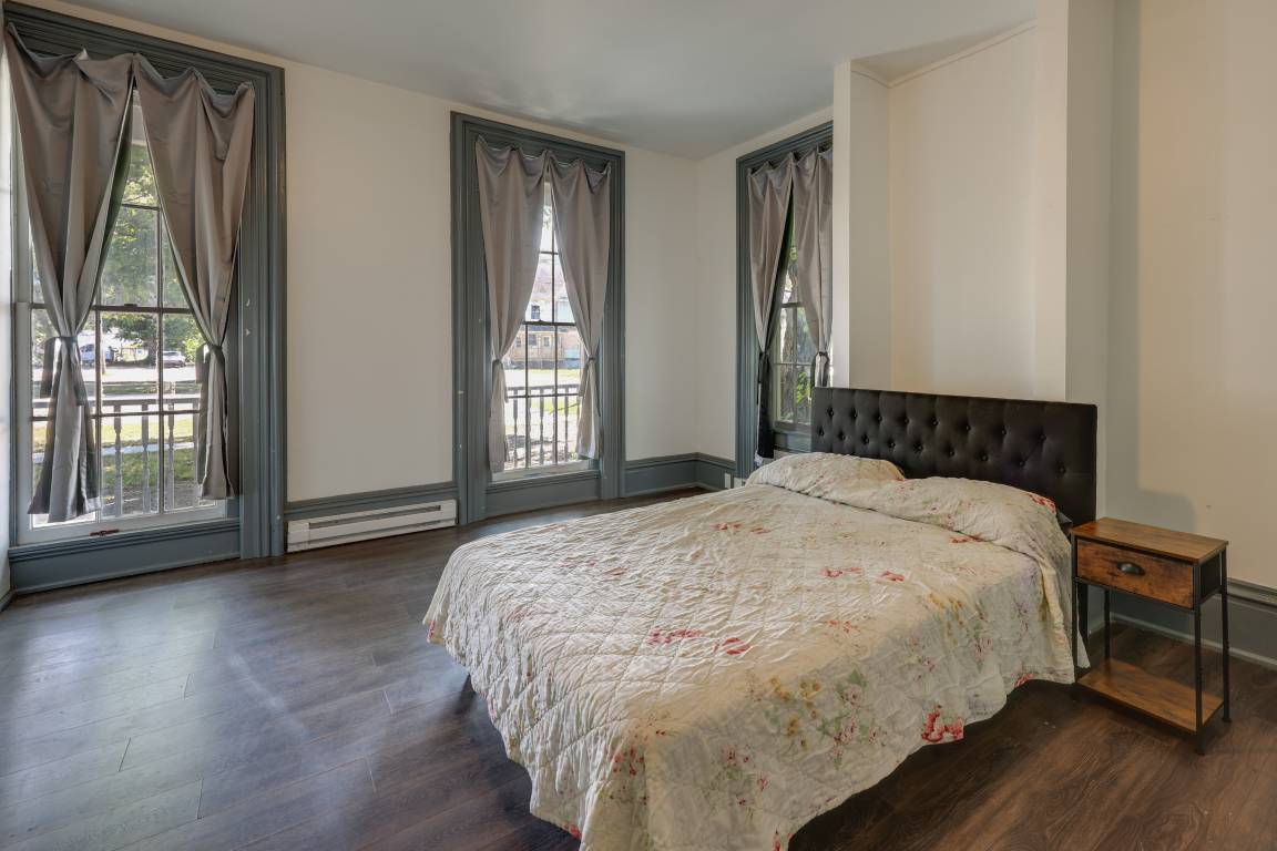 92 M² Apartment ∙ 2 Bedrooms ∙ 6 Guests - Bath, NY