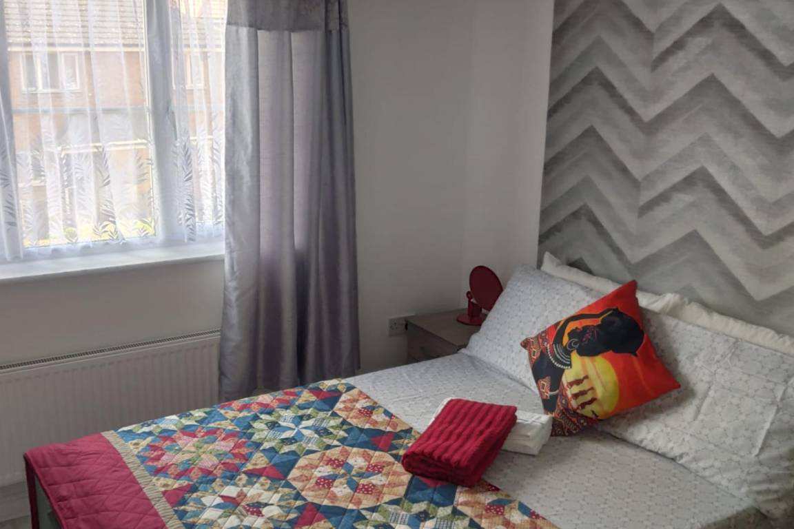 75 M² Apartment ∙ 3 Bedrooms ∙ 5 Guests - Ilford