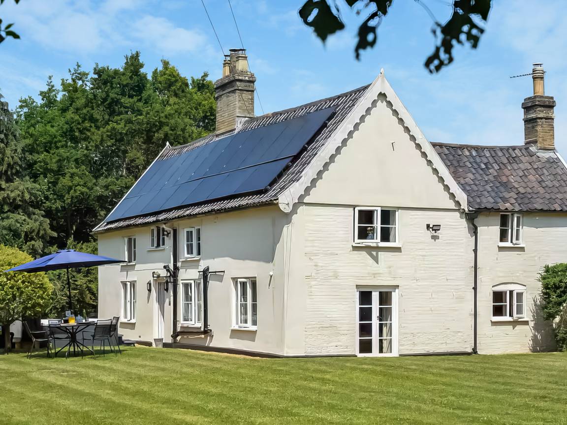 Cottage ∙ 5 Bedrooms ∙ 14 Guests - Beccles