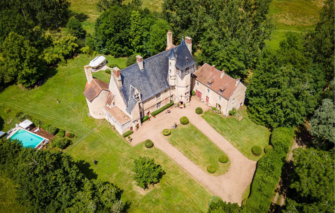 800 M² Maison De Vacances ∙ 9 Chambres ∙ 15 Personnes - Nièvre