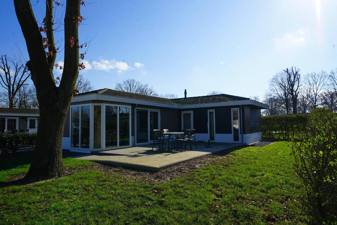 Bungalow ∙ 2 Bedrooms ∙ 4 Guests - Roermond