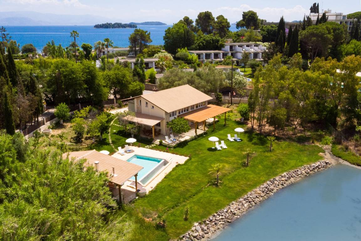240 M² Villa ∙ 4 Chambres ∙ 10 Personnes - Corfu