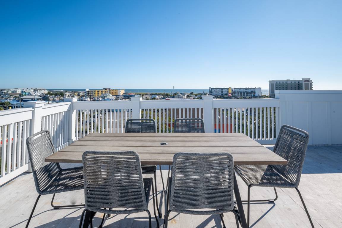 House ∙ 4 Bedrooms ∙ 11 Guests - Carolina Beach, NC