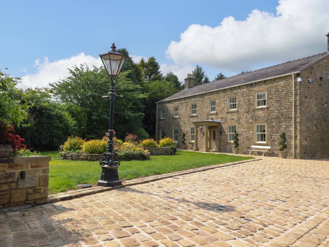 Cottage ∙ 6 Bedrooms ∙ 12 Guests - Burnley