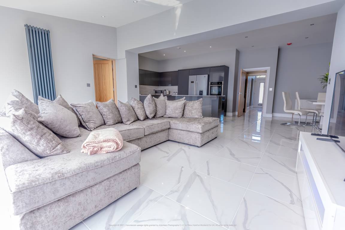 160 M² House ∙ 4 Bedrooms ∙ 8 Guests - Dunfermline