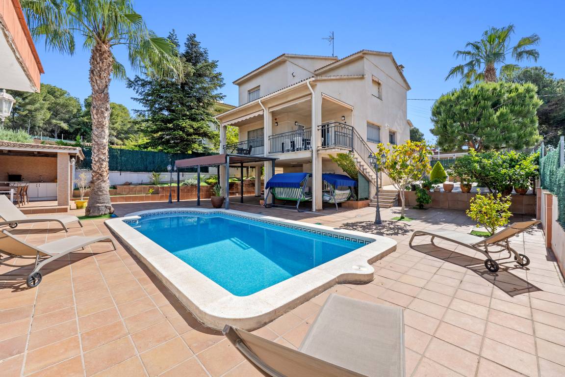 240 M² Casa ∙ 5 Habitaciones ∙ 9 Huéspedes - Cunit