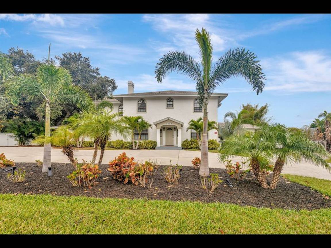 429 M² House ∙ 8 Bedrooms ∙ 16 Guests - Dunedin, FL