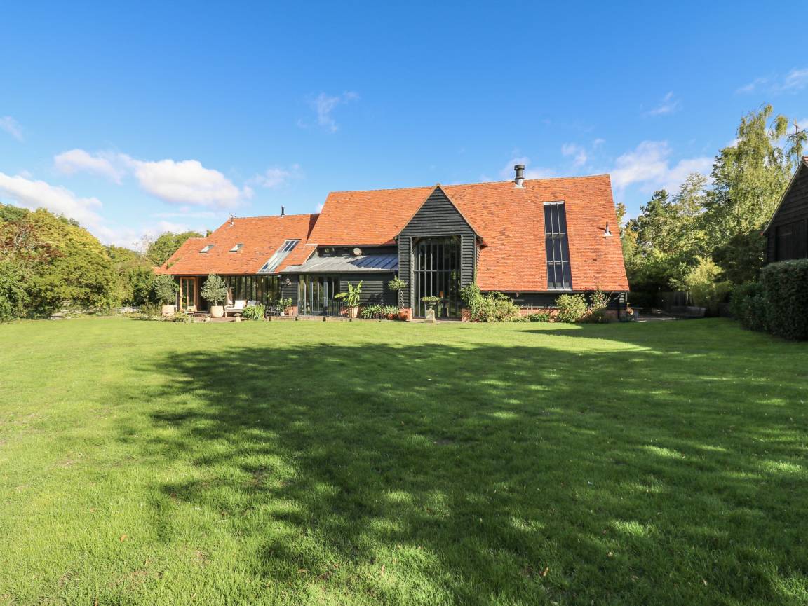 Cottage ∙ 4 Bedrooms ∙ 8 Guests - Chelmsford