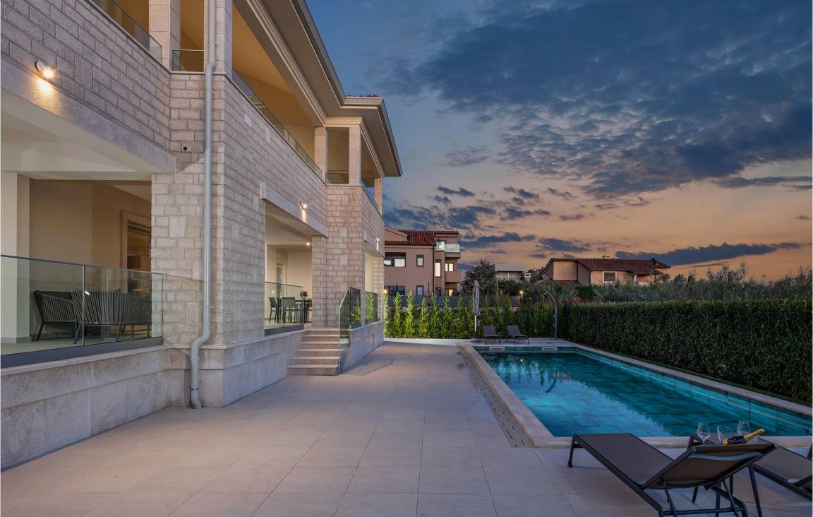 328 M² Ferienhaus ∙ 4 Schlafzimmer ∙ 8 Gäste - Novigrad