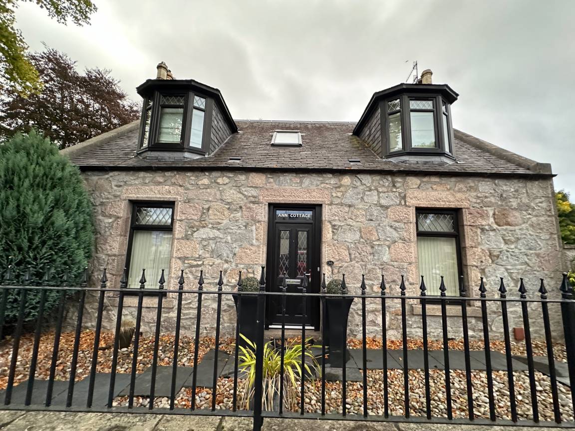 50 M² Cottage ∙ 3 Bedrooms ∙ 9 Guests - Aberdeen