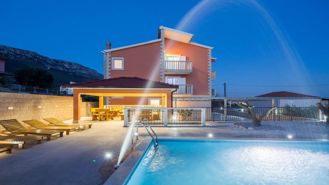600 M² Villa ∙ 6 Chambres ∙ 16 Personnes - Split