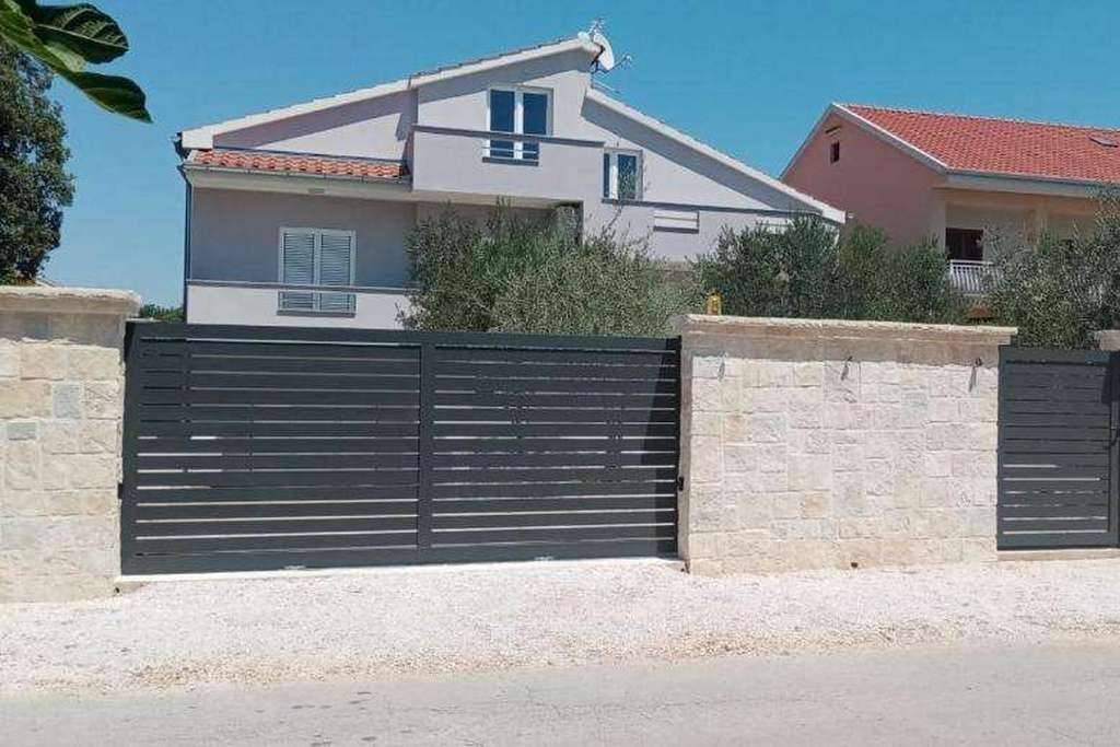 101 M² Ferienhaus ∙ 3 Schlafzimmer ∙ 6 Gäste - Biograd na Moru