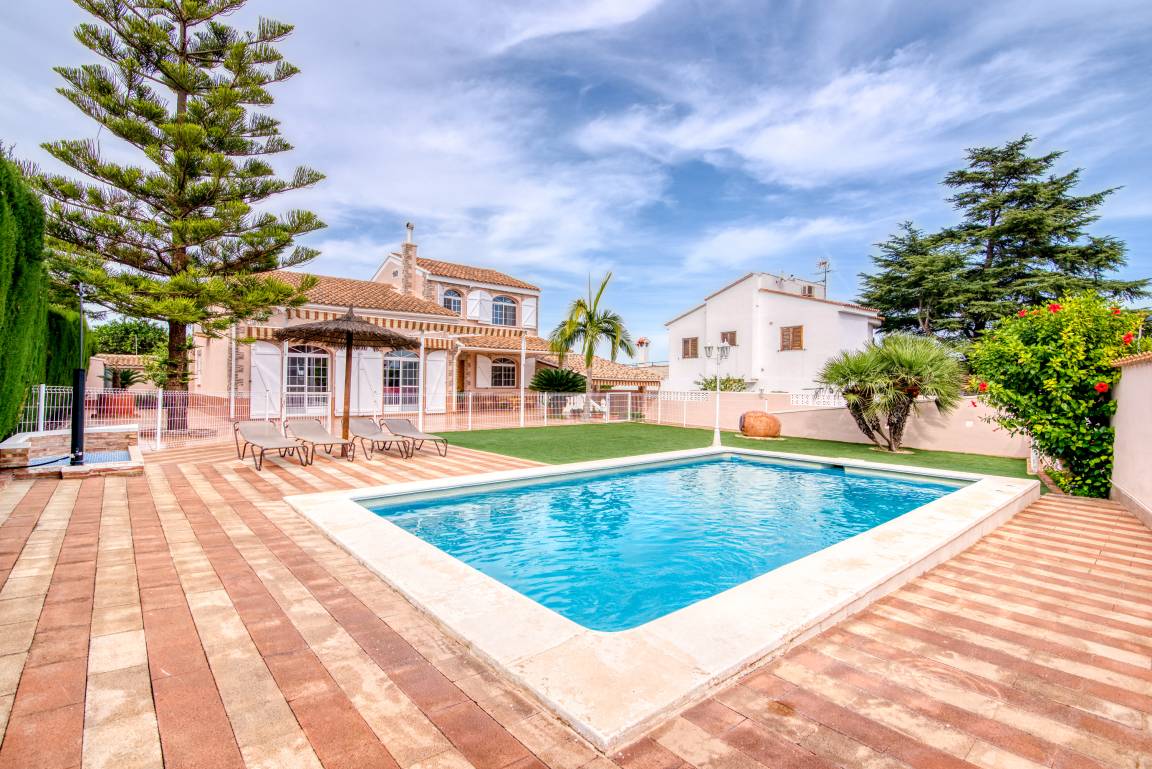 220 M² Villa ∙ 4 Habitaciones ∙ 9 Huéspedes - Almusafes