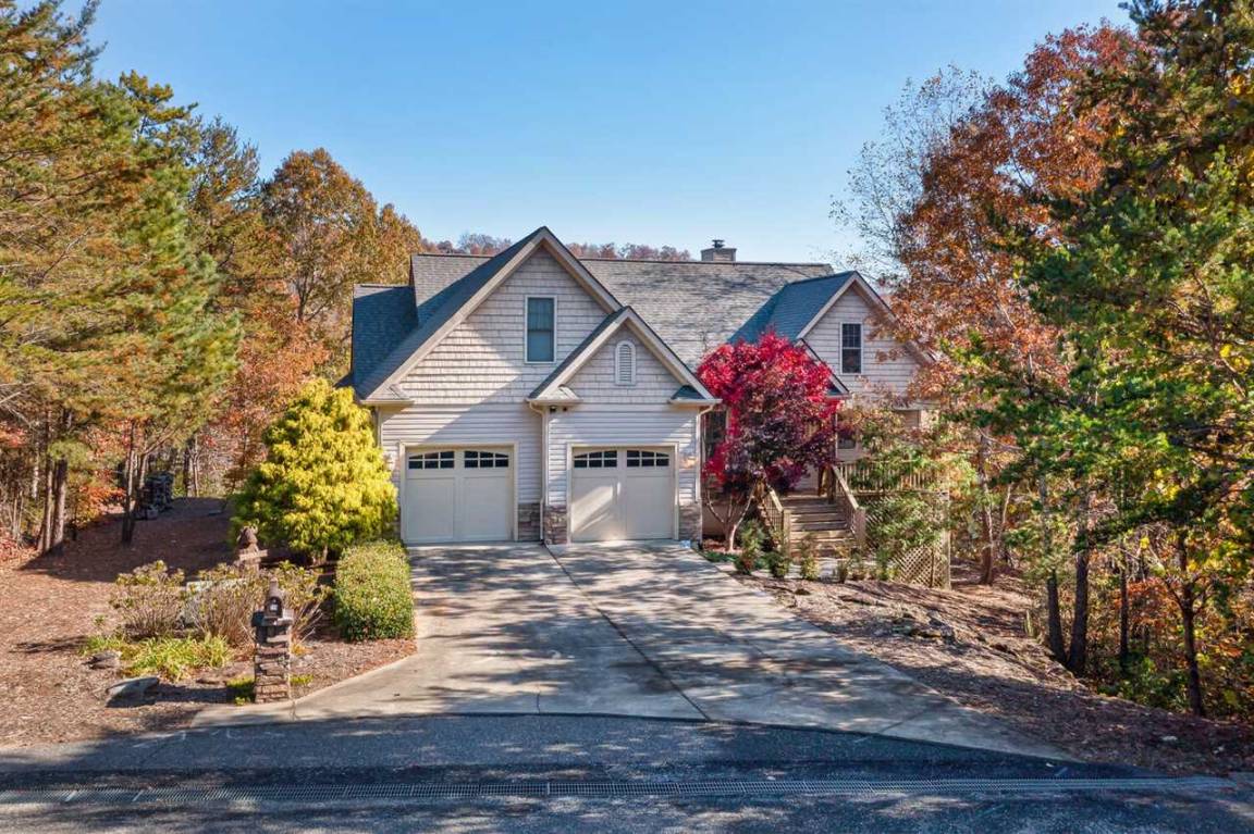 House ∙ 5 Bedrooms ∙ 12 Guests - Lake Lure, NC
